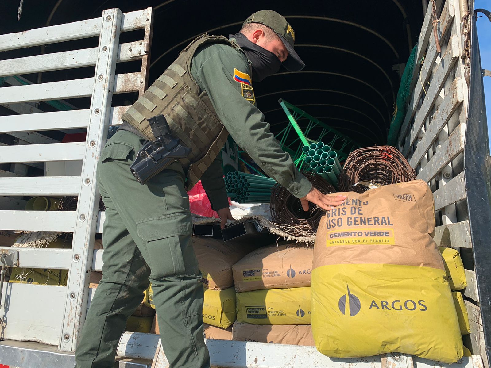 220 galones de ACPM y 200 bultos de cemento incautados en el Surde ...